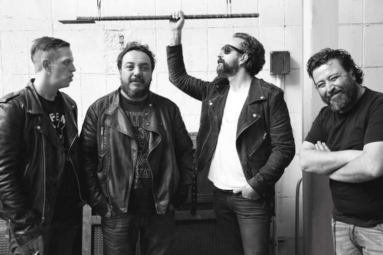 Molotov: "Nunca decidimos cambiar las canciones". Entrevista